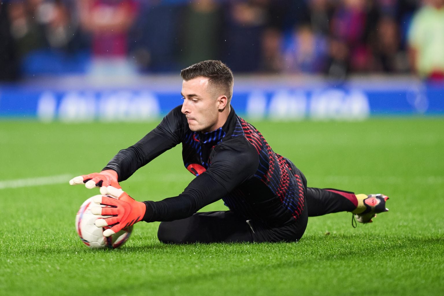 Barcelona goalkeeper on verge of surprise €3 million move to ...